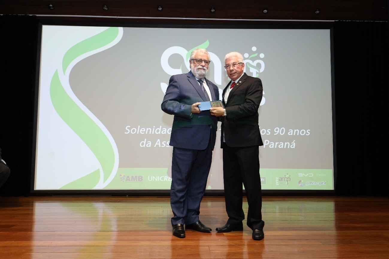 Dr. Nerlan Tadeu Gonçalves de Carvalho, presidente da AMP, entrega ...